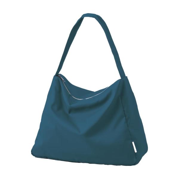 【商品概要】エコバッグのようにコンパクトに畳め、いつでもどこでも手軽に持ち運べる使い勝手抜群の保冷バッグです。 裏地にはアルミコーティング生地を使用し、軽くて薄いのにしっかりとした保冷力を実現しました。 バッグ口が巾着の形状になっているので...