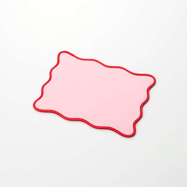 波のようなウェーブラインが個性的なマウスパッド。2色のコントラストが美しいバイカラーデザインで、デスクを華やかに彩ります。デスクのレイアウトに合わせて縦横どちらでも自由に配置可能。作業スペースを効率的に活用できます。マウス操作による傷を防ぎ...