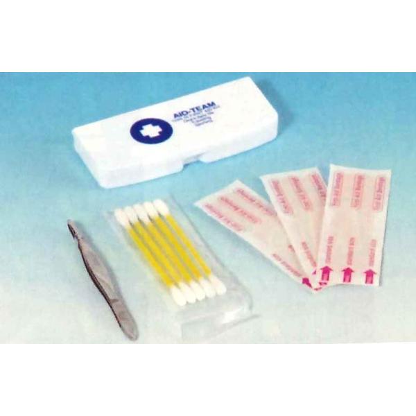 小さなケースにピンセット、綿棒、絆創膏が入っています。携帯に便利、応急処置に！非常持ち出し袋用としても人気です!■サイズ：約43ｍｍ×60ｍｍ×14ｍｍ■内　容：滅菌ファストエイド（Mサイズ）カラー綿棒５本、ピンセット１本 ■包　装：OPP...