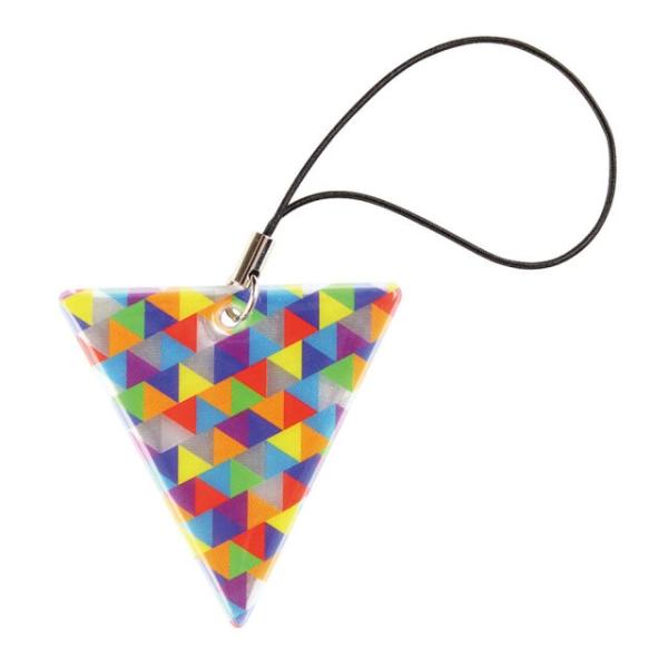 暗闇で光に反射します!!交通安全、反射キーホルダー!カラフルな三角形！カラフルで目立ちます！■サイズ：本体：50×50ｍｍ■素材：プリズム反射材：ゴムストラップ■包装：OPP袋入り ※メール便ですと、代引き決済や時間日時指定配達はご使用にな...