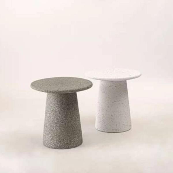 商品情報テラゾー柄が引き立てる上品なラウンドデザイン洗練された印象をもたらす上品なラウンドテーブル。本物の石のようにざらりとしたシックなテラゾー柄が、空間にやさしい奥行きを加えます。丸みのある天板と安定感のある裾広がりのベースがバランスよく...