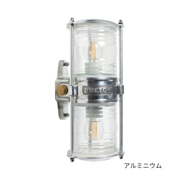 商品情報金属とガラスの組み合わせが、工業的な魅力を引き立てるウォールランプ。 ラフな表情はあえて隠さず、重厚感と力強さをそのままデザインに落とし込みました。無骨で飾り気のない空気感ながら、ガラスシェードから広がる不規則な光が温もりと抜け感を...