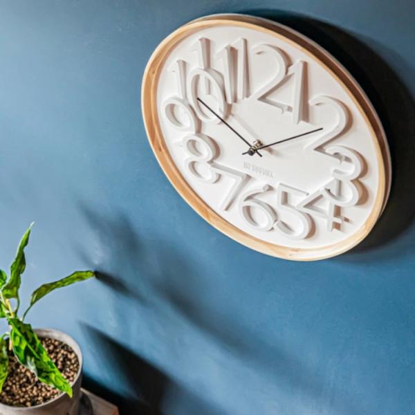 商品情報彫刻をイメージした立体的な数字が特徴のカービングシリーズです。アートな影を映すマットホワイトの文字盤に木素材を組み合わせてお部屋を選ばない上品なデザインに仕上げています。商品詳細サイズΦ285×奥行45(mm)重量0.8(kg)カラ...