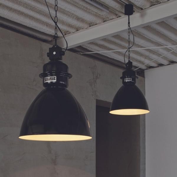 商品詳細サイズφ405×高さ520(mm)重量2.7(kg)カラーブラック材質スチール、アルミ付属品-仕様取付方法：引掛けシーリング式壁スイッチ(点灯→消灯)口金サイズ/E26 100W×1まで対応（電球別売り）スイッチ/なし（壁スイッチO...