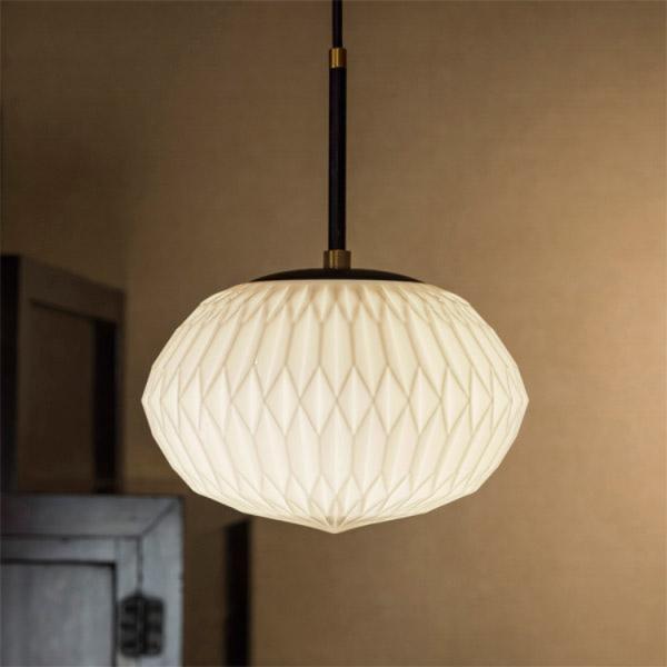 商品詳細サイズφ250×高さ310(mm)(パイプを含む)ガラスセードのみ: φ250×高さ185(mm)コード全高: 510-1170(mm)重量1.5(kg)カラーホワイト材質ガラス、スチール付属品-仕様取付方法：引掛けシーリング式壁ス...