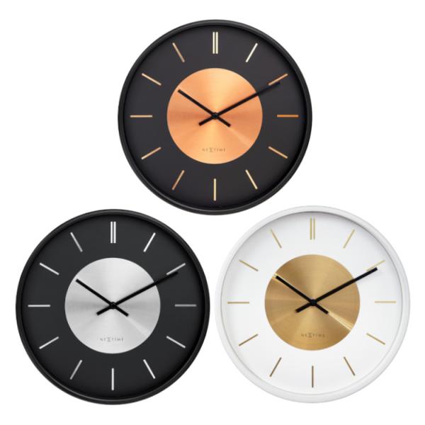 商品情報『Retro II』ウォールクロックは、魅力的な60年代のエレガンスへの現代的なオマージュです。洗練されたヘアライン仕上げのスチールに包まれたこのサイレント時計は、象徴的なレトロなエレガンスを捉えています。 シックな黒の針は、対照的...