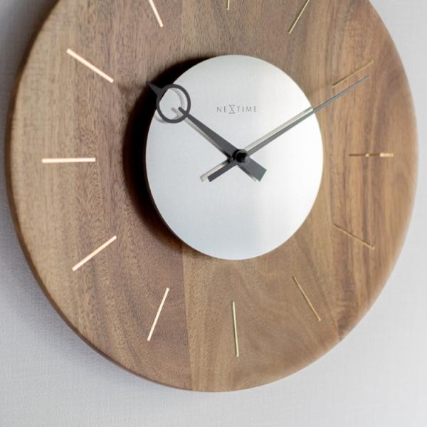 「NEL」は、自然素材とモダンなデザインを融合させた壁掛け時計です。温かみのあるウッド素材が、シンプルで洗練されたラインインデックスと調和し、視認性と美しさを両立させています。中央のプレートがデザインに深みを加え、時計全体にバランスの取れた...