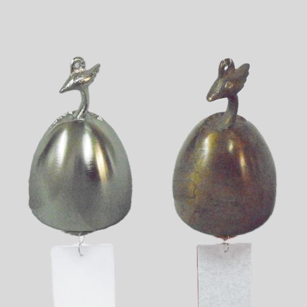 吉祥をあらわす鳥「鳳凰」の誕生をモチーフにした風鈴です。よく見ると、卵が割れて顔を出している様子なのが分かります。幸運を呼び込むインテリアとして取り入れていただきたいアイテムです。銅製独特の余韻のある音色が楽しめます。りーんりーんとよく音が...