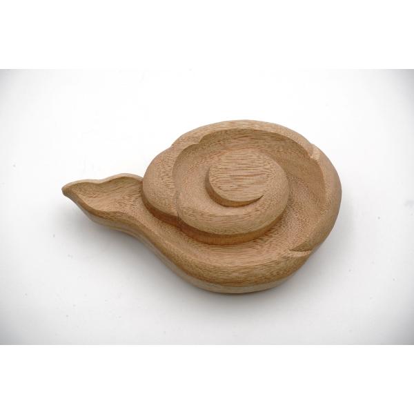 お札を立てる簡易型神棚。壁に画鋲で取り付けるタイプです。井波彫刻の職人が作りました。※裏面に磁石が埋め込まれていので、付属の画びょうを壁に差して取り付けます。＜製品仕様＞素材：クスサイズ（cm）：W13.0×D4.0×H9.0箱：化粧箱産地...