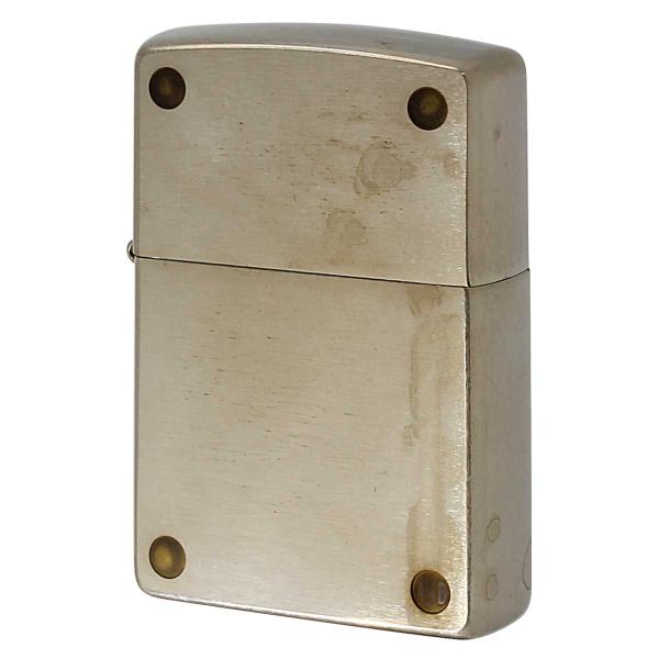 まるで何十年も使い古したかの仕上がり、ユーズドフィニッシュのビンテージ風ZIPPOです。その生産過程では同じものを作ることが出来ず、まさにオンリーワンの逸品！長年のZIPPO愛用者に間違えられるカモ？色合いやユーズド感は、ZIPPO毎に個体...