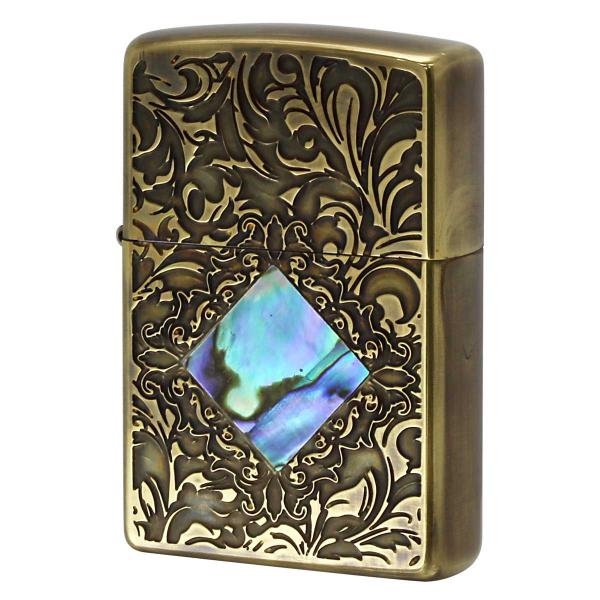 表面は唐草模様、裏面は格子模様で、それぞれに形の異なるシェルがあしらわれています。中世ヨーロッパの装飾品を思わせるようなレトロさと重厚感、細かい彫刻から醸し出される荘厳な雰囲気が魅力の一品です。色合いやユーズド感は、ZIPPO毎に異なります...