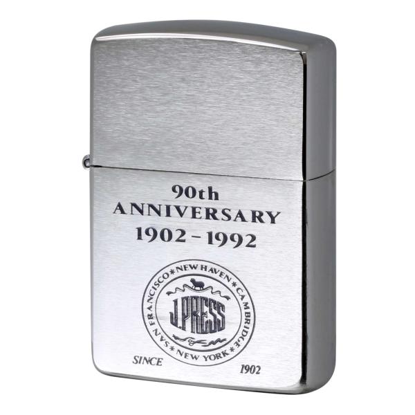 アパレルブランド「J.PRESS ジェイプレス」の90周年記念品ZIPPOです。木箱の専用化粧箱が、付属します。ブラッシュドクローム、エッチング、色入れ。コンディション：【未商品】製造年月：1991年6月製造国：アメリカ合衆国発売国：日本付...