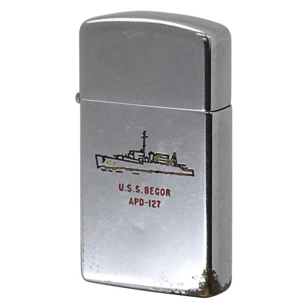 USS Begor (APD-127) は、アメリカ海軍が運用していた クロスレイ級高速輸送艦。1945年3月に就役後、太平洋戦線に投入されました。日本の降伏後には、東京湾での占領任務にも従事しています。スリムタイプのZIPPOで、傷みはあ...