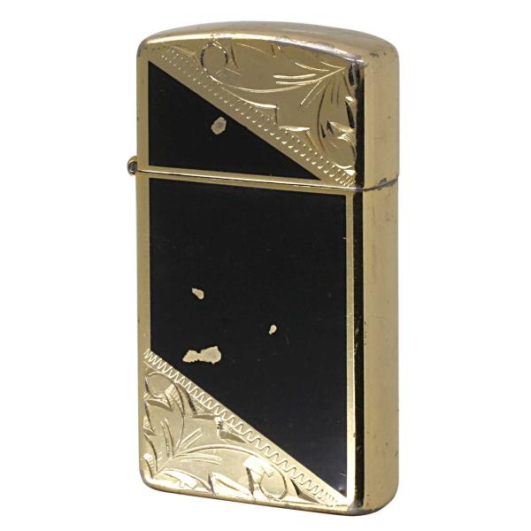 金メッキに唐草模様の彫刻がされたZIPPO。奇を衒わない普遍的なモチーフでありながら、ラグジュアリー感を漂わせます。コンディション：【傷や汚れあり】製造年月：1991年5月製造国：アメリカ合衆国発売国：アメリカ合衆国付属品：パッケージ:なし...