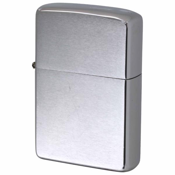 ZIPPOの中で一番スタンダードなNo200。ブラッシュドクロームなので指紋もつきにくく、普段使いに最適です。コンディション：【目立った傷や汚れなし】製造年月：1979年製造国：アメリカ合衆国発売国：アメリカ合衆国付属品：パッケージ:なし｜...