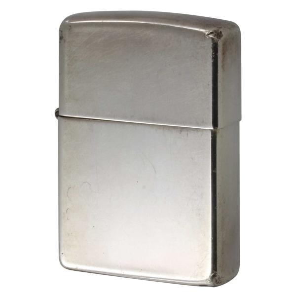 シルバー独特のシックな輝き。手触り、重み。圧倒的な存在感を持つZIPPO。素材にシルバー925を使い、ボトムには銀製であることの証STERLINGの刻印。誰もがあこがれるまさに高級という言葉がふさわしいZIPPOです。コンディション：【傷や...