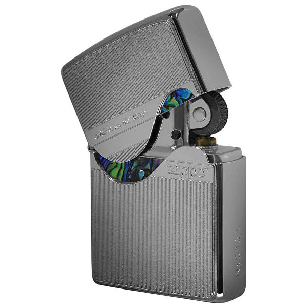 フタを開けるとシェルが！！最近では、珍しいトリック加工のZippo。フタを開けるとちらりとシェル柄が現れます。緩やかなウェーブカットが今までにないデザインでオシャレ！側面には、シリアル番号が刻印。あなただけの特別なライターになることでしょう...