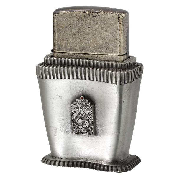 昔懐かしい卓上テーブルライター、Zippo社創業65周年記念のモデルです。「Antique Silver 121FB」をベースZIPPOに使用し、骨董品のような味わい深い逸品。アンティークシルバー、エッチング。コンディション：【やや傷や汚れ...