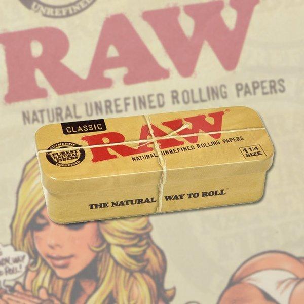 1 1/4サイズのペーパーやブックレットが収納できる金属製の缶ケース。 巻いたたばこが約10本位入る大きさなので「家で巻いた手巻きたばこを持って行きたい」という時にもとても便利です。もちろんお気に入りのRAWペーパーを入れたり、小物入れとし...