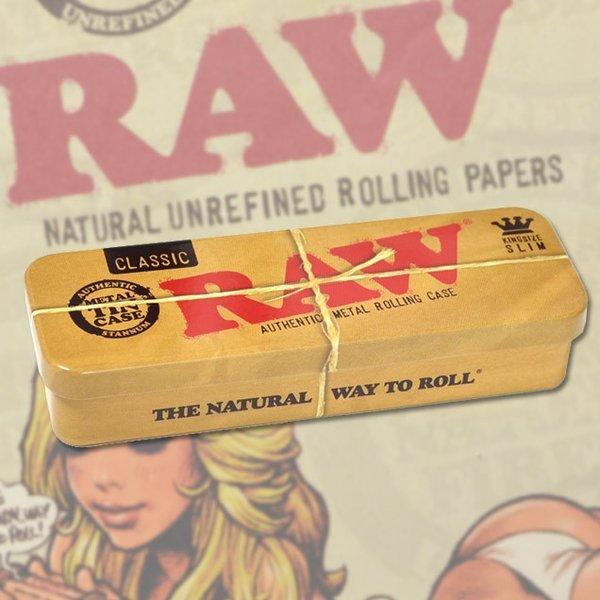 キングサイズのペーパーやブックレットが収納できる金属製の缶ケース。 巻いたたばこが約10本位入る大きさなので「家で巻いた手巻きたばこを持って行きたい」という時にもとても便利です。もちろんお気に入りのRAWペーパーを入れたり、小物入れとして使...