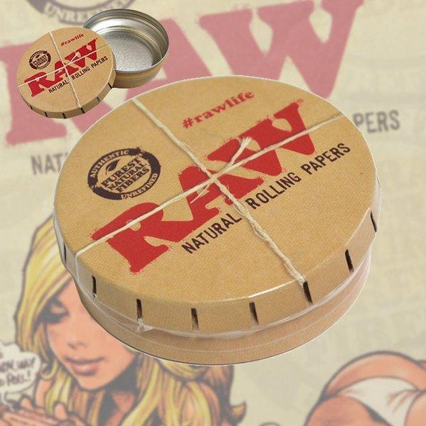 直径約55mmの小さなメタル缶は、フィルターやチップス等小さいものの携帯に便利。ふたの真ん中を押し込むとパカッと開き、ふたの周りを押さえるとカポッと閉まります。 サイズ：直径約56mm×厚さ約18mm