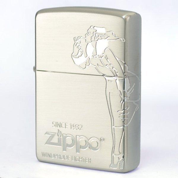 ZIPPO OLD DESIGN  古くから多くのファンに愛され続けるZIPPOの定番的デザインを、おもて面から側面まで繋げたオールドテイストなアイテム。表面の仕上げは銀メッキサテン仕上げ。水平方向に細かな線が刻まれ、上品な輝きを放ちます。...