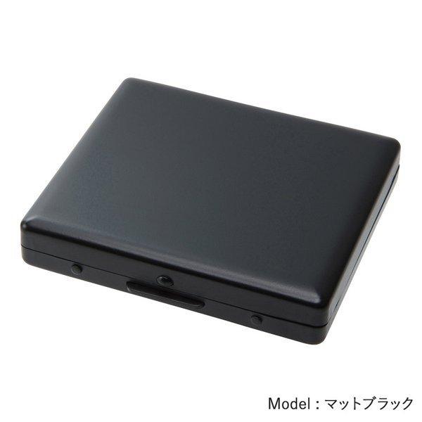 一日の吸う量をおうちで巻いて、お洒落に携帯できるメタル製手巻きたばこ用シガレットケース。プレゼントやギフトにもおすすめです。 対応タバコサイズ：長さが70mmのレギュラーサイズペーパー収納本数：20本（スリムフィルター使用）対応フィルター：...