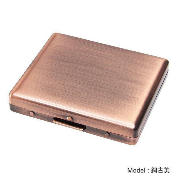 一日の吸う量をおうちで巻いて、お洒落に携帯できるメタル製手巻きたばこ用シガレットケース。プレゼントやギフトにもおすすめです。 対応タバコサイズ：長さが70mmのレギュラーサイズペーパー収納本数：20本（スリムフィルター使用）対応フィルター：...