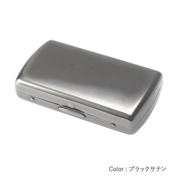 一日の吸う量を、お洒落に携帯できるメタル製シガレットケース。プレゼントにもおすすめです。対応タバコサイズ：長さが70mmのレギュラーサイズ収納本数： シガレット（紙巻たばこ）なら10本  ※ピースなど両切りたばこも入ります。 スリムフィルタ...