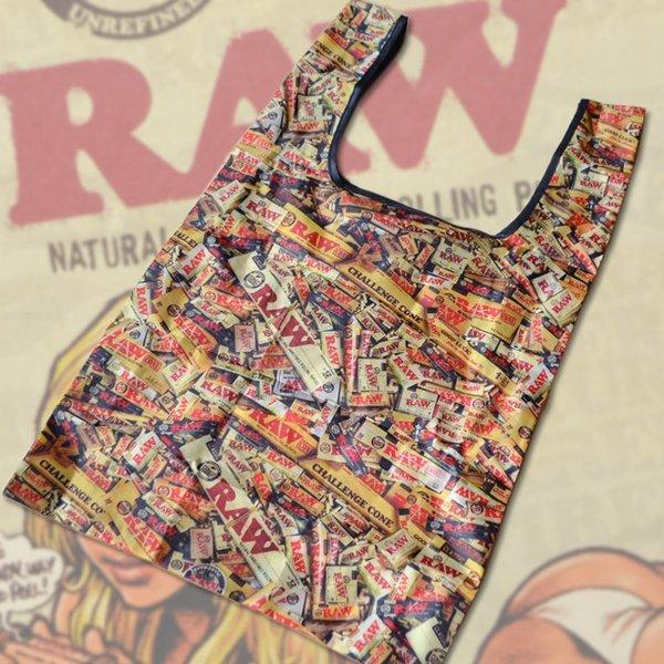 インパクト大なデザインが両面にプリントされたエコバッグです。 使わないときは内ポケットに収納することができるのでかさばらず、旅行や常備携帯するにも便利です。 広げた時のサイズ（約）：横340mm×縦530mm素材：ナイロン