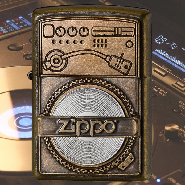 レコード盤部分を実際に回すことができるギミック付きジッポー。音楽が大好きな方への贈り物にもおすすめです。細かいキズをつけてユーズドっぽく仕上げたベースZIPPOのおもて面一面に薄いメタルプレートを貼りつけたデザイン。メタル貼りでしか得られな...