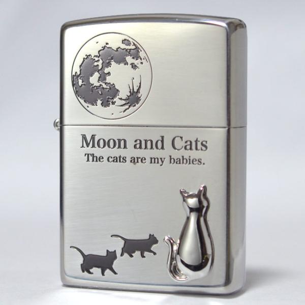 ねこ好き必見！丸みを帯びたネコメタルがなんとも可愛いZIPPOライター。銀メッキ・鏡面いぶし仕上げが施された輝きのある表面に、大きな月と2匹の子猫のシルエットが彫刻されています。ケースはジッポーの代名詞的存在の#200タイプ。いつまでも飽き...