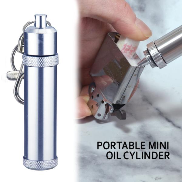 携帯ミニオイルシリンダー出先で愛用のオイルライターがオイル切れになる・・・そんな経験ありませんか？常に少量のオイルを持ち歩きたい。数日の旅行に少量だけオイルを持っていきたい。そんな方におすすめするのが、こちらのオイルタンク。約7.5cm、2...