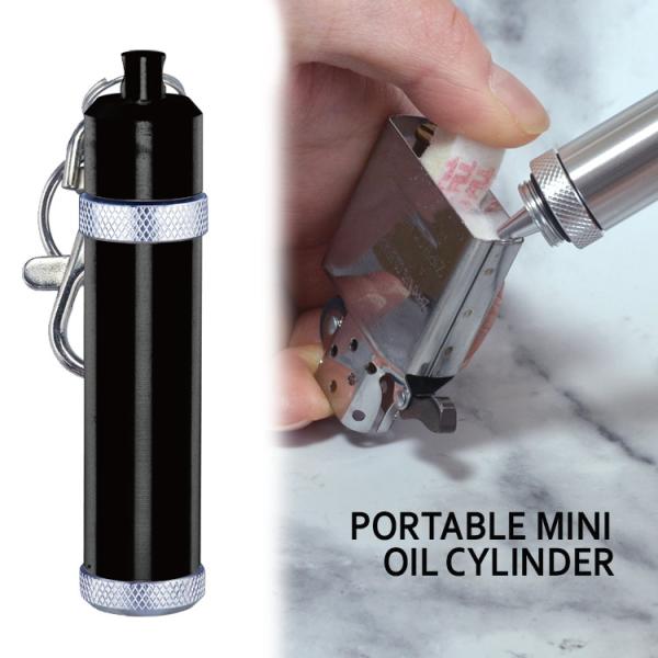 携帯ミニオイルシリンダー出先で愛用のオイルライターがオイル切れになる・・・そんな経験ありませんか？常に少量のオイルを持ち歩きたい。数日の旅行に少量だけオイルを持っていきたい。そんな方におすすめするのが、こちらのオイルタンク。約7.5cm、2...