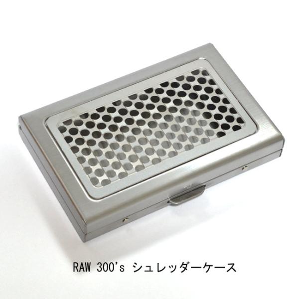 天面がシュレッダーになっていて、粗いたばこ葉をシュレッダーでこすって細かくします。300’s（約300枚入り）ペーパーをぴったり収納できるメタルケースになっています。※シュレッダー部分を手で触れないようにご注意ください。サイズ：長さ約83m...