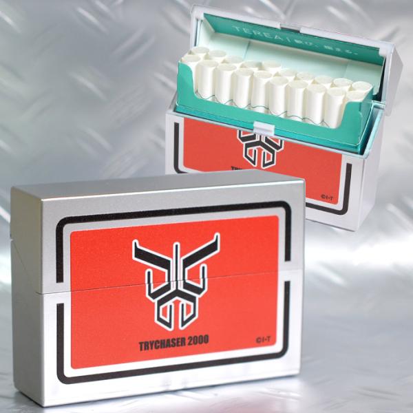 トライチェイサーモチーフのマルチケース。IQOSの箱もピッタリ収まります。マークを押すとパカッと開くスグレモノ！ ※IQOS用ヒートスティックに対応（IQOS / ILUMA / TEREA対応） 材質：ABS樹脂サイズ：H58×W82 ×...