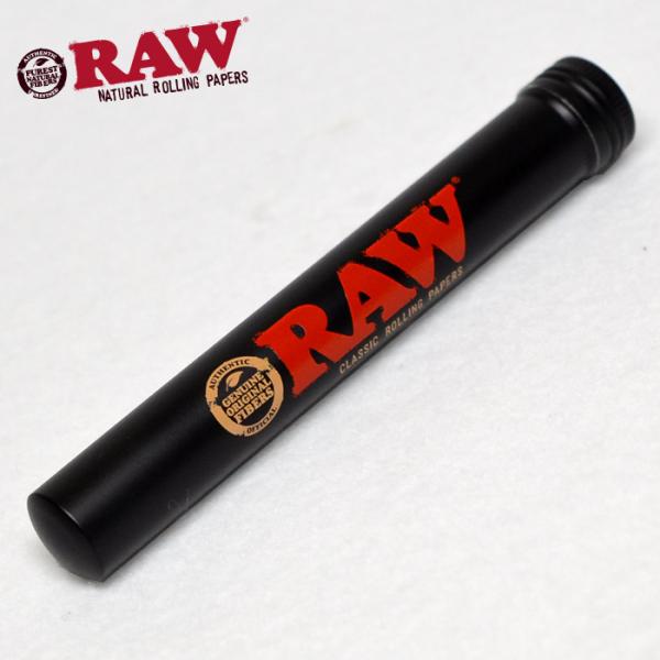 RAWコーンキングサイズが収まる大きさ。アルミ製で衝撃に強く、スクリュー式の蓋にはコルクの内張りがされていて、中に入れた手巻きたばこをフレッシュに保ちます。細めの葉巻を入れてもGOOD！サイズ：直径約16mm×長さ約116mm