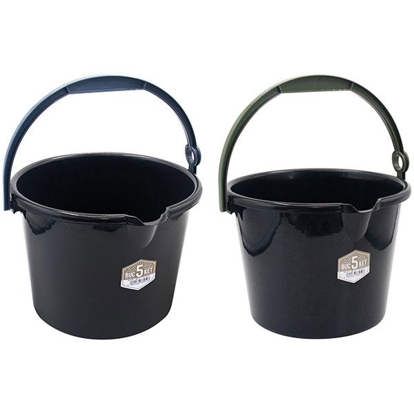 プラスチック製のバケツです。◆ シンプルなダークカラーです。（持ち手部分のカラーはご選択いただけません。）◆ 注ぎ口付きで水が捨てやすい！◆ お掃除、洗車、園芸の水やりなどに。・ 数量　： 1 個・ 容量（約）　： 5 L・ サイズ（約）　...