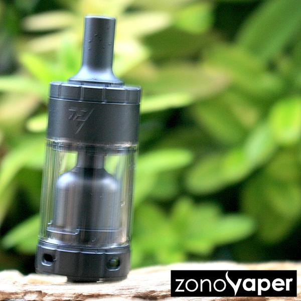Ambition Mods の直径 19mm のコンパクトな RTA、TRINITY MTL RTA。TRINITY MTL RTA は、ドーム型のチャンバーと、4 種類のエアピン (0.8/1.0/1.2/1.4mm) によりエアフローを...
