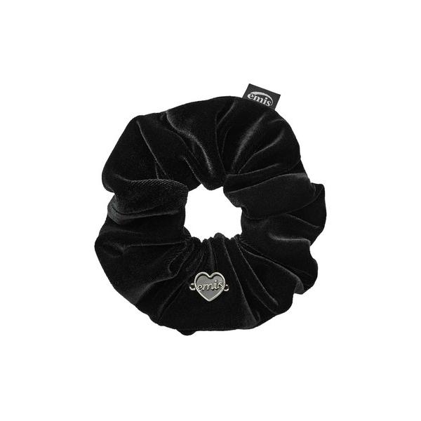 ZOZO問い合わせ番号:101159308ショップ:EMIS，イミスブランド:EMIS，イミス商品名:HEART LOGO PENDANT SCRUNCHIEカテゴリ:ヘアアクセサリー>シュシュブランド品番:E253W4105素材:ポ...