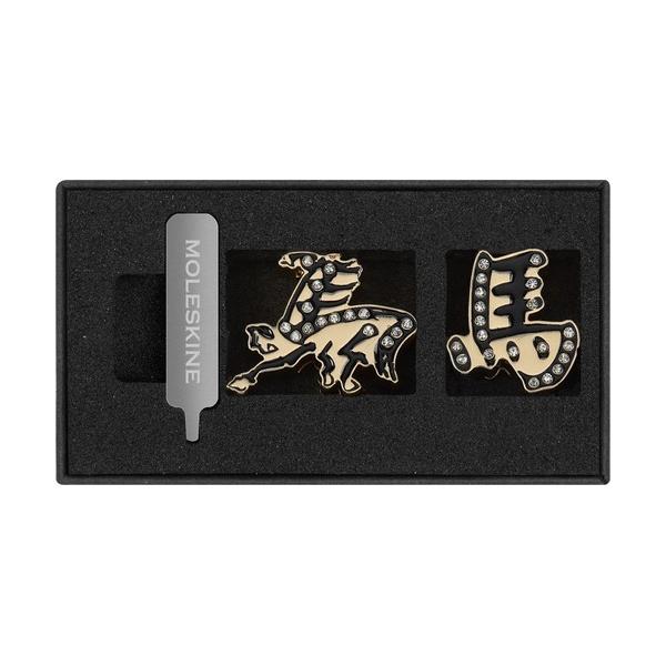 ZOZO問い合わせ番号:101201221ショップ:MOLESKINE，モレスキンブランド:MOLESKINE，モレスキン商品名:馬年 ピン ２個セットカテゴリ:雑貨/ホビー>その他雑貨ブランド品番:LECNYHRSPINCRYSカラ...