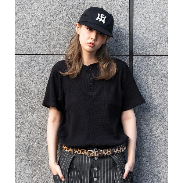 『セール実施中』参考価格：3，960円発売時期：2025年07月コンディション：B（目立つ使用感なし）使用感が少ない、または気にならないアイテム全体的：汚れ、色あせ参考商品名：DRAW CODE 5 BUTTON HENRY NECK TH...