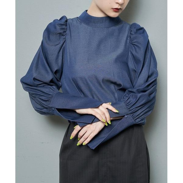 『セール実施中』参考価格：5，900円発売時期：2022年08月コンディション：C（やや使用感あり）使用感があり、やや気になる傷や汚れがあるアイテム首周り：色あせ全体的：保管上のにおいがします。参考商品名：ハイネックパワショルブラウス参考品...