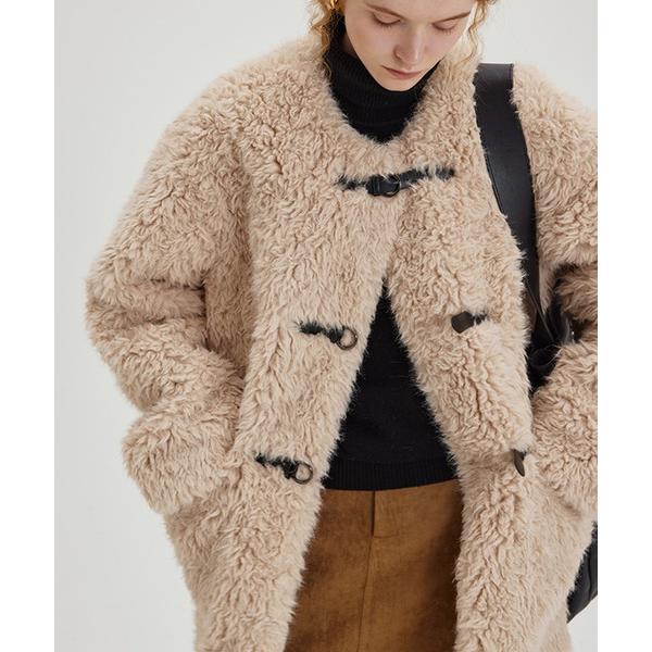 『セール実施中』参考価格：39，980円発売時期：2024年08月コンディション：A（使用感なし）数回使用した程度で使用感が感じられないアイテム参考商品名：ノーカラーレザーバックルボアコート FD23W244【Fano Studios】参考...