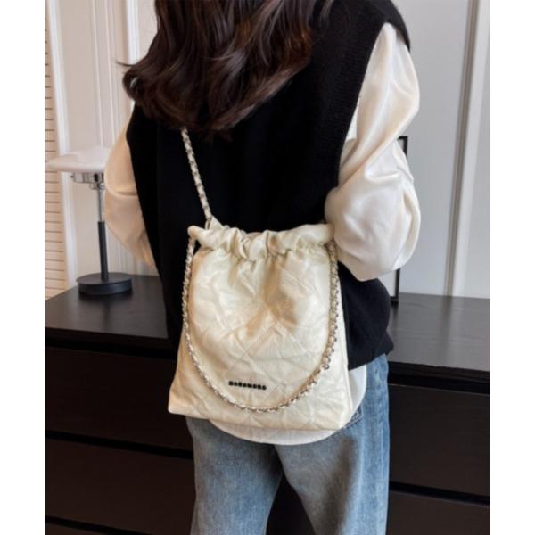 『セール実施中』参考価格：5，720円発売時期：2024年01月コンディション：C（やや使用感あり）使用感があり、やや気になる傷や汚れがあるアイテム全体的：汚れ参考商品名：キルティングチェーン ショルダーバッグ参考品番：RTAW-23182...