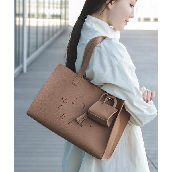 ZOZO問い合わせ番号:101831225ショップ:BEAMS HEART，ビームスハートブランド:BEAMS HEART，ビームスハート商品名:パンチングロゴ チャーム付き トートバッグカテゴリ:バッグ>トートバッグブランド品番:4...