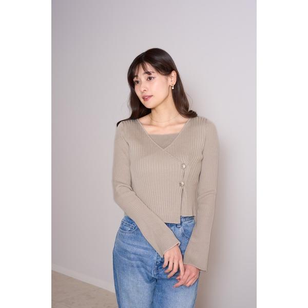 参考価格：15，000円発売時期：2025年03月コンディション：B（目立つ使用感なし）使用感が少ない、または気にならないアイテム全体的：汚れ、色あせ参考商品名：Cache-Coeur Knit Pullover参考品番：125120202...