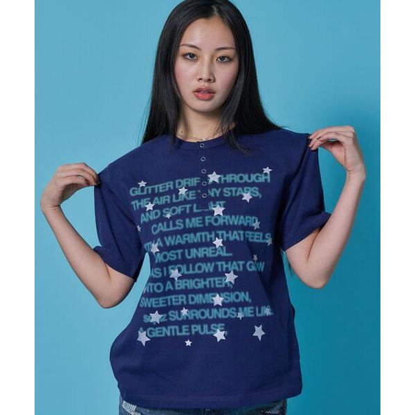 ZOZO問い合わせ番号:102038340ショップ:SEQUENZ，シークエンズブランド:SEQUENZ，シークエンズ商品名:【sqnz/エスキュンズ】※WEB限定 / シルバープリント / ぼかしプリントヘンリーネックT / sqnz s...