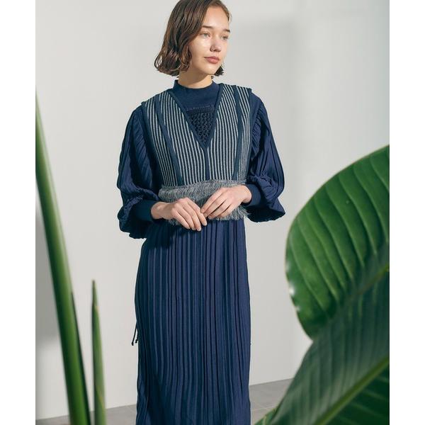 『セール実施中』参考価格：26，400円発売時期：2022年01月コンディション：B（目立つ使用感なし）使用感が少ない、または気にならないアイテム全体的：汚れ、色あせ付属品：インナー参考商品名：フリンジジレセットプリーツワンピース /デタッ...