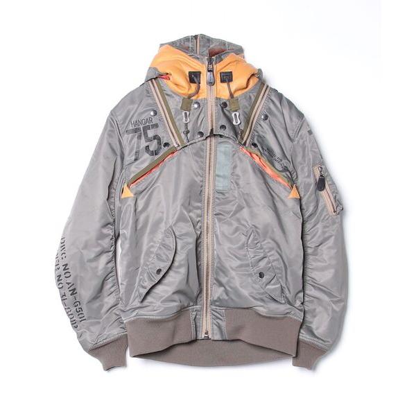 『セール実施中』参考価格：42，900円発売時期：2018年09月コンディション：A（使用感なし）数回使用した程度で使用感が感じられないアイテム参考商品名：【WEB&amp;DEPOT限定】MA-1リモデル/MA-1REMODEL/AVIR...